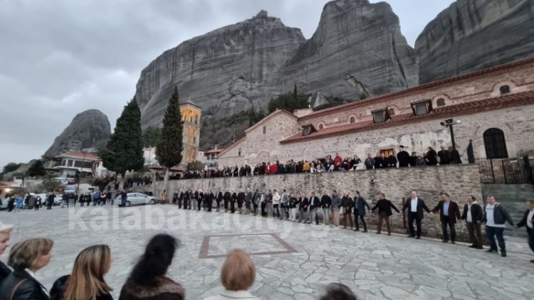«Κάτω στον Άγιο Θόδωρο» τραγούδησαν και χόρεψαν οι Καλαμπακιώτες ...