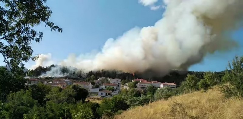 Μεγάλη φωτιά έξω από τη Δεσκάτη Γρεβενών – Απειλούνται σπίτια ...