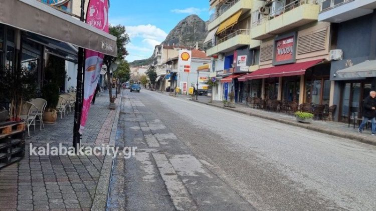 Καλαμπάκα: “Αεροδρόμιο” η οδός Τρικάλων και σειρά… στα πεζοδρόμια ...
