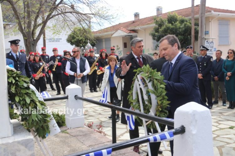Καλαμπακα: Αντιδράσεις πολιτών στην καταθεση στεφάνου απο τον Θαναση ...