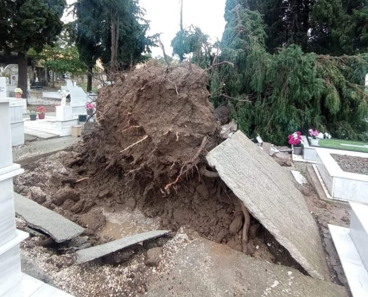 Εικόνες Αποκάλυψης στο Νεκροταφείο του Γριζάνου από την ισχυρή ...