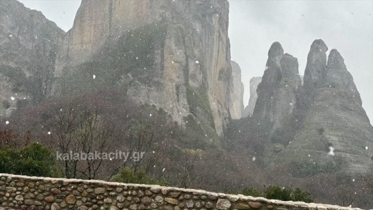 Χιονίζει στην περιοχη των Μετεώρων – KALAMPAKA | ΕΙΔΗΣΕΙΣ | NEWS ...